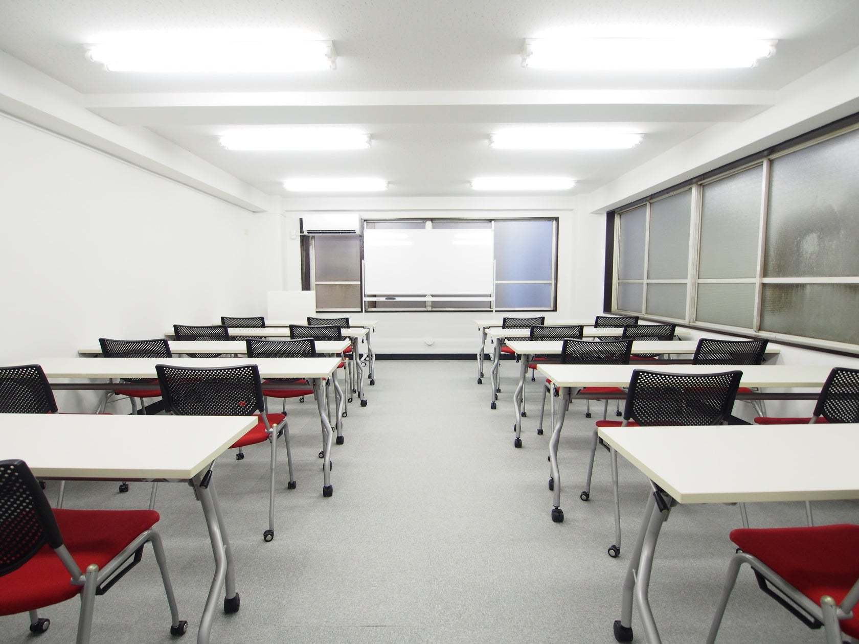 【西新宿駅 徒歩１分】プロジェクター無料🉐高速Wi-Fi💻個室/最大30名/レンタルスペース『Crave西新宿03』の写真1