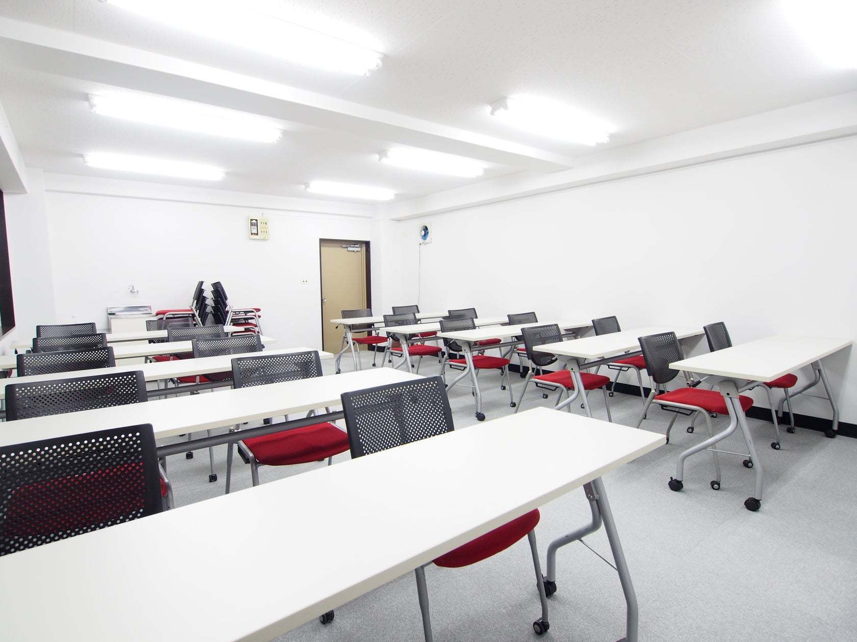 【西新宿駅 徒歩１分】プロジェクター無料🉐高速Wi-Fi💻個室/最大30名/レンタルスペース『Crave西新宿03』の写真3