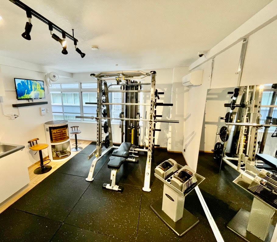 【西梅田駅/北新地駅から徒歩約1分！】ネット対応テレビ完備！パーソナル指導、自主トレ、合同トレにご利用可能です！の写真1