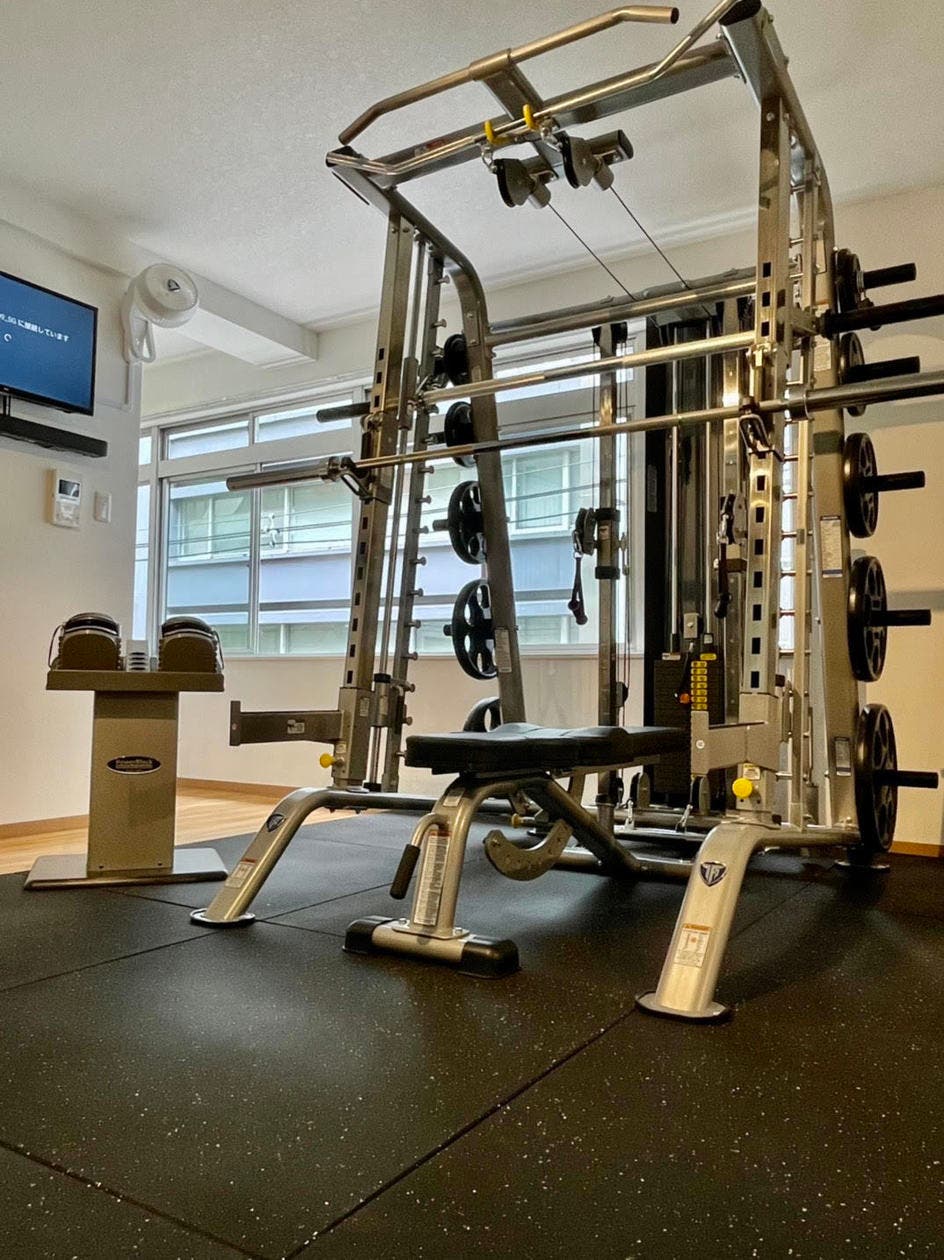 【西梅田駅/北新地駅から徒歩約1分！】ネット対応テレビ完備！パーソナル指導、自主トレ、合同トレにご利用可能です！の写真2