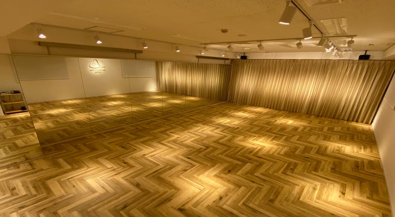 【中目黒６分】大きな鏡と天井高、スタイリッシュなダンススタジオ。ヨガ、ピラティス、撮影、イベントなど多目的に使えます！