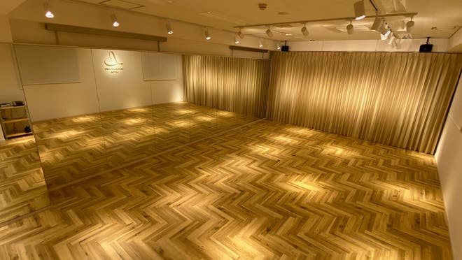 【中目黒6分】大きな鏡と天井高、スタイリッシュなダンススタジオ。ヨガ、ピラティス、撮影、イベントなど多目的に使えます!の写真1