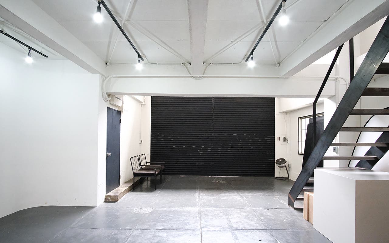吹抜けのインダストリアルな倉庫型スタジオ。駐車車あり！ ２Fはモルタル床と白壁。の写真8