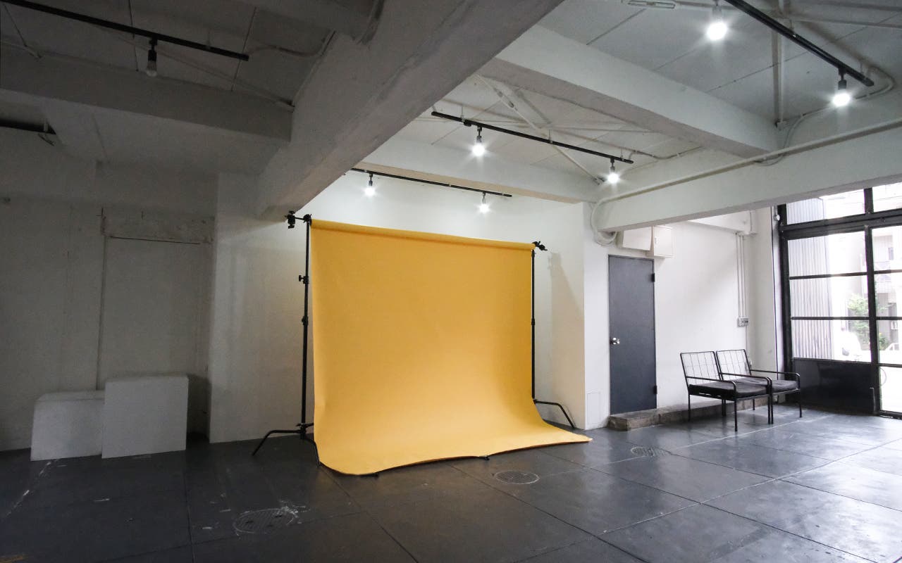 吹抜けのインダストリアルな倉庫型スタジオ。駐車車あり！ ２Fはモルタル床と白壁。の写真14