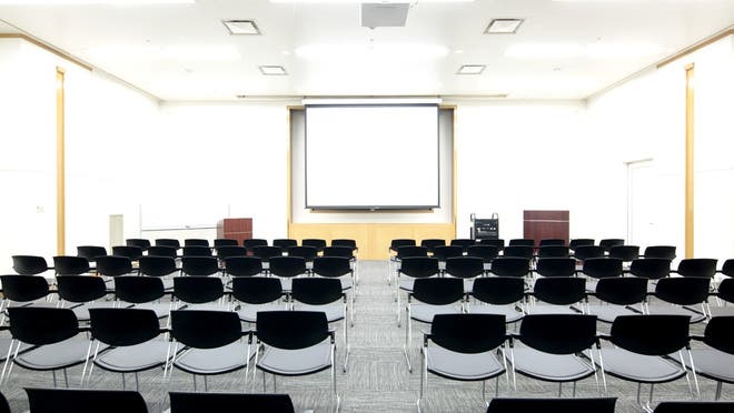 《大阪会議室 大阪御堂筋ビル貸し会議室 M1会議室(地下4階)》「本町駅」14番出口直結!/最大72名利用の貸し会議室の写真1