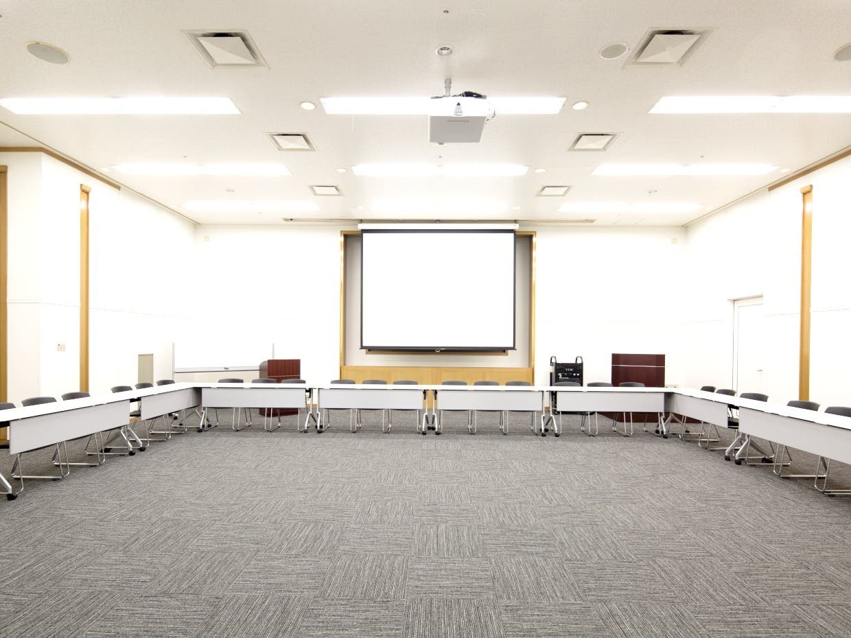 《大阪会議室　大阪御堂筋ビル貸し会議室　M1会議室（地下4階）》「本町駅」14番出口直結！／最大72名利用の貸し会議室の写真5