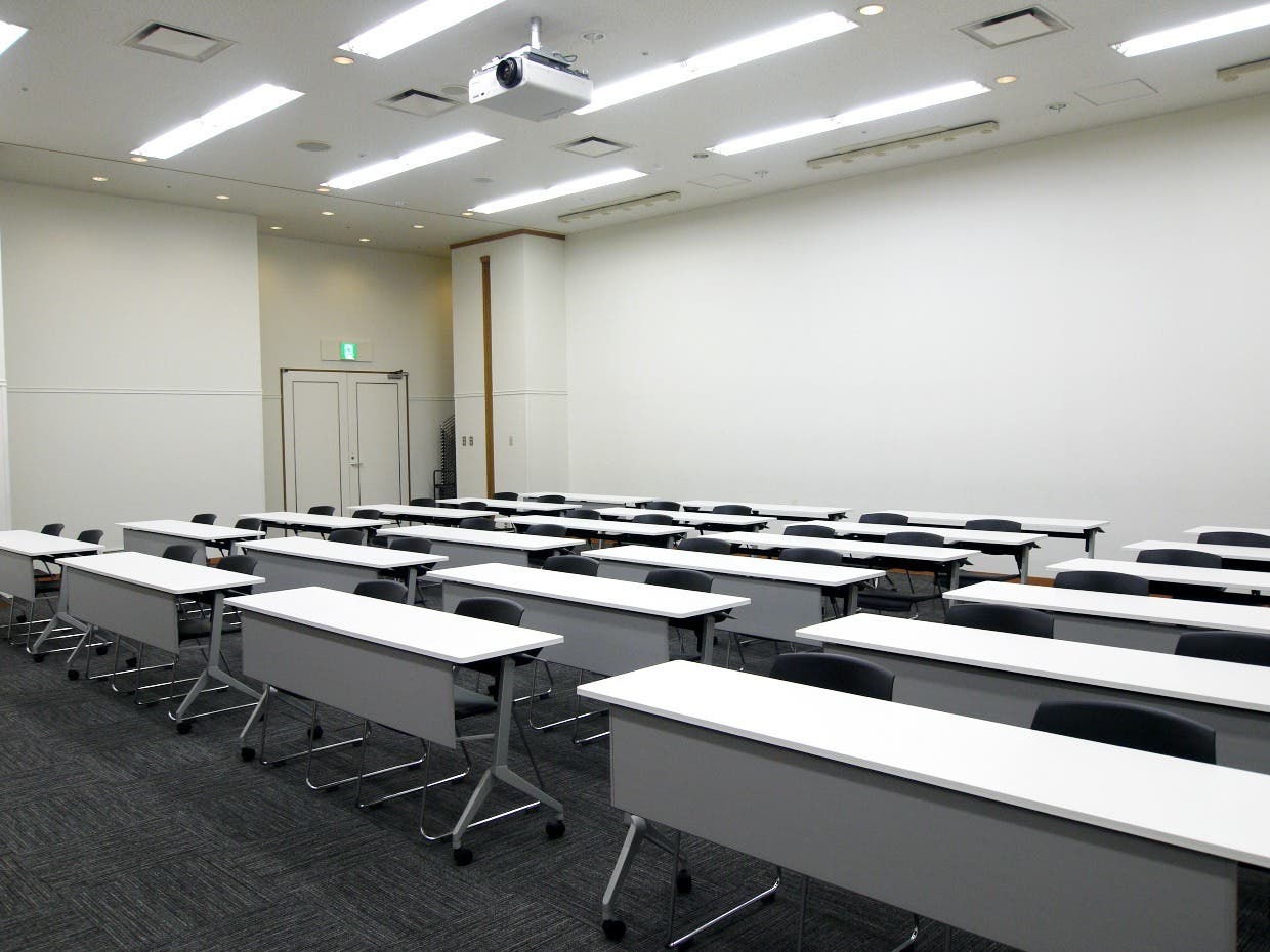 《大阪会議室　大阪御堂筋ビル貸し会議室　M1会議室（地下4階）》「本町駅」14番出口直結！／最大72名利用の貸し会議室の写真6