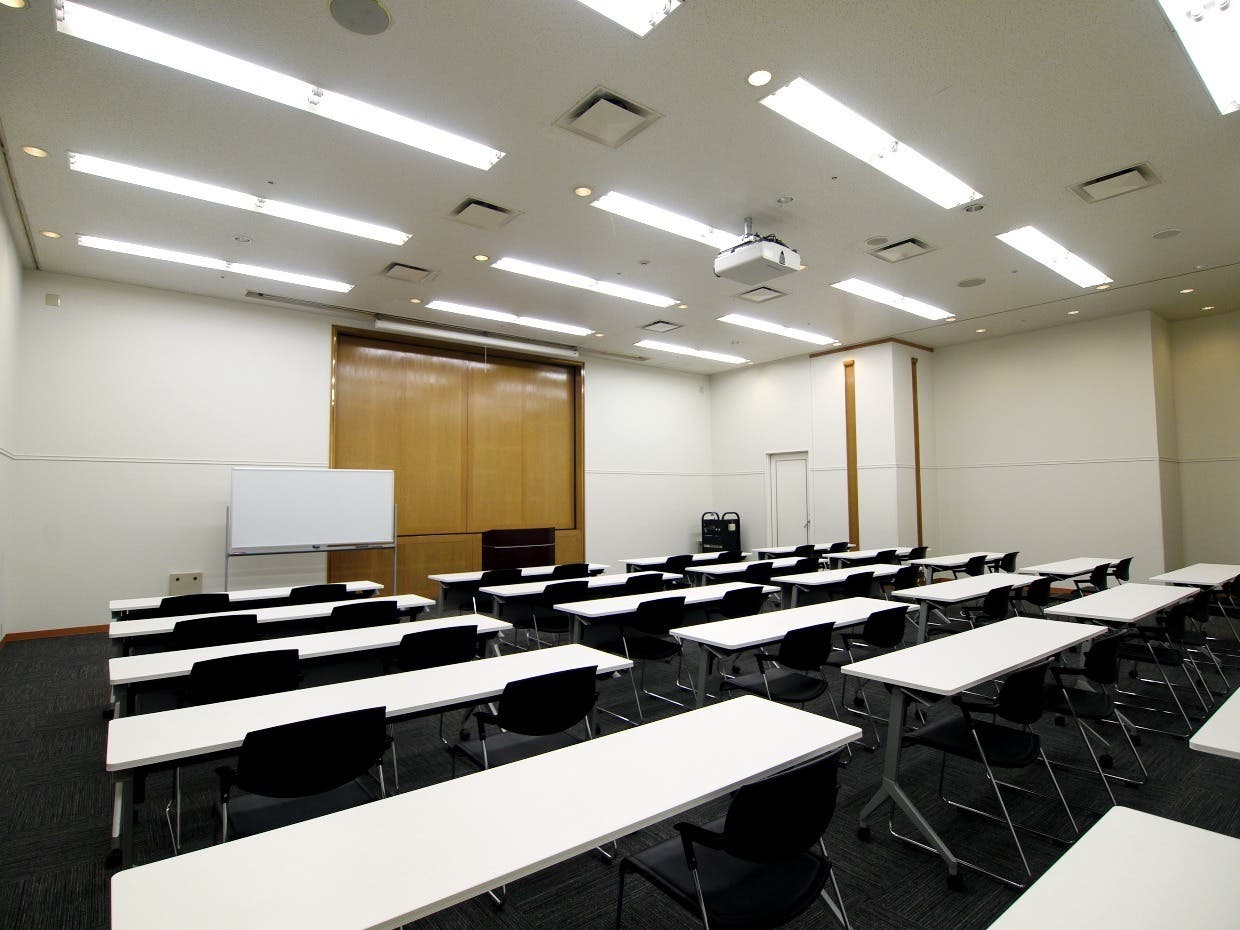 《大阪会議室　大阪御堂筋ビル貸し会議室　M1会議室（地下4階）》「本町駅」14番出口直結！／最大72名利用の貸し会議室の写真7