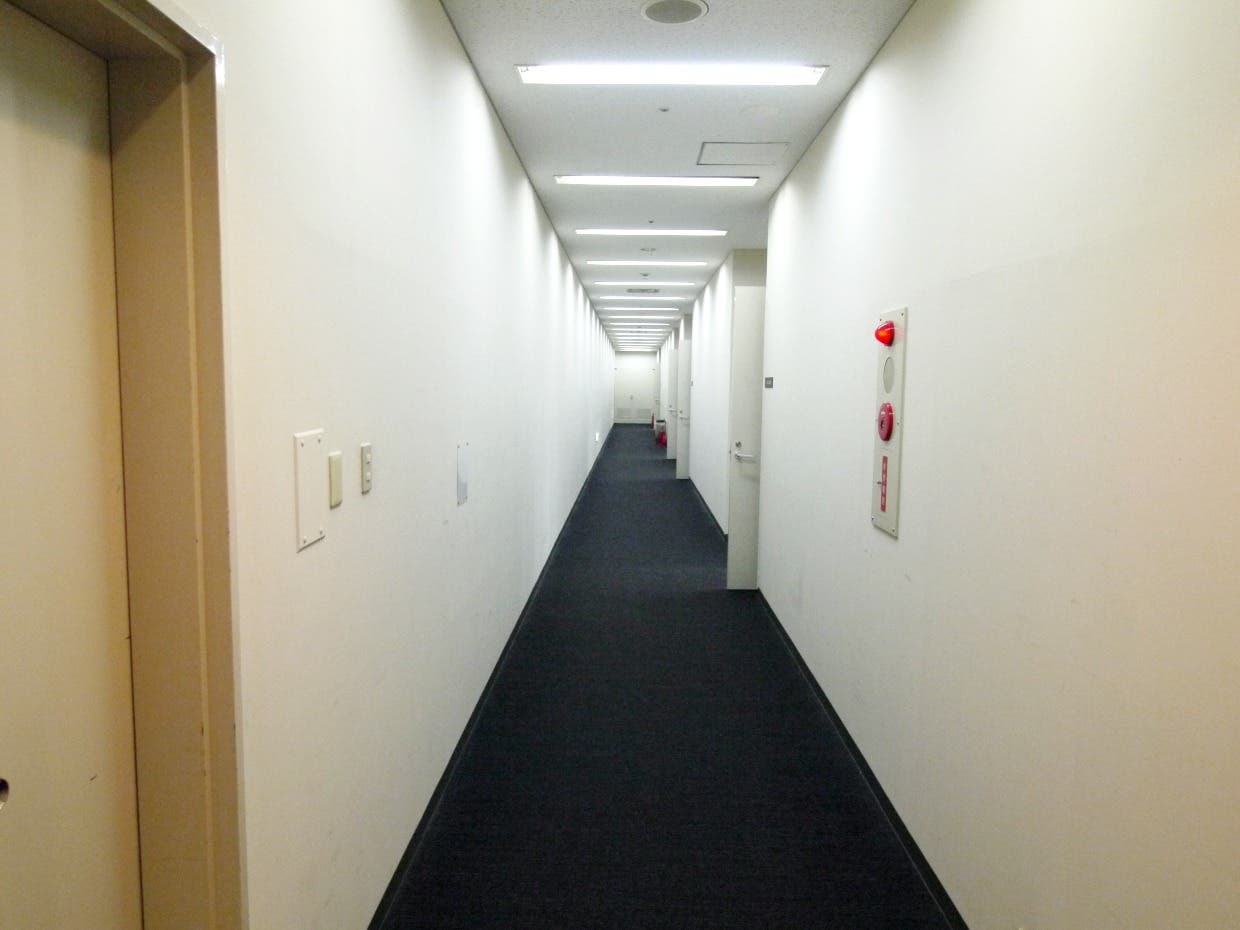 《大阪会議室　大阪御堂筋ビル貸し会議室　M1会議室（地下4階）》「本町駅」14番出口直結！／最大72名利用の貸し会議室の写真11