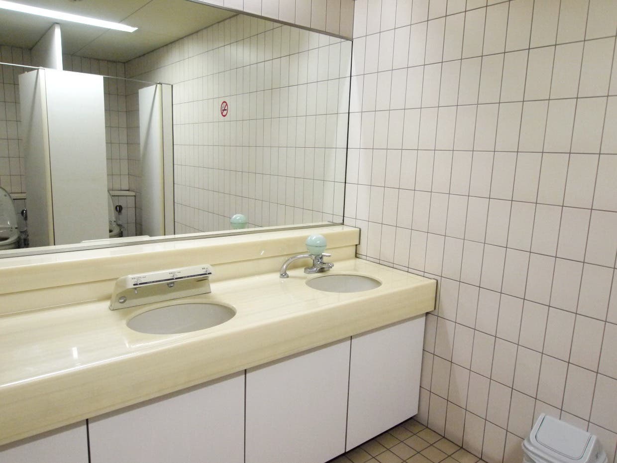 《大阪会議室　大阪御堂筋ビル貸し会議室　M1会議室（地下4階）》「本町駅」14番出口直結！／最大72名利用の貸し会議室の写真18