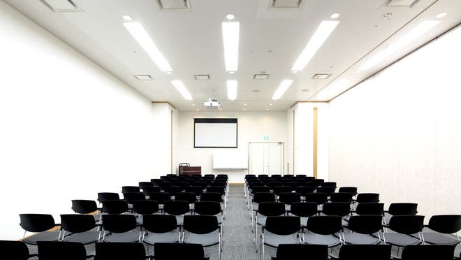 《大阪会議室 大阪御堂筋ビル貸し会議室 M2会議室(地下4階)》「本町駅」14番出口直結!/最大72名利用の貸し会議室の写真1