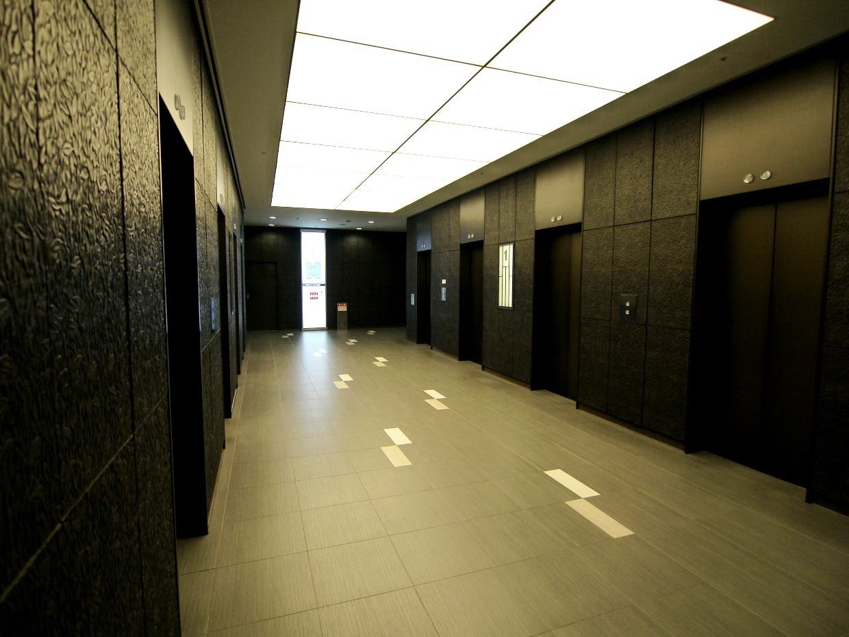 《大阪会議室　大阪御堂筋ビル貸し会議室　M2会議室（地下4階）》「本町駅」14番出口直結！／最大72名利用の貸し会議室の写真22