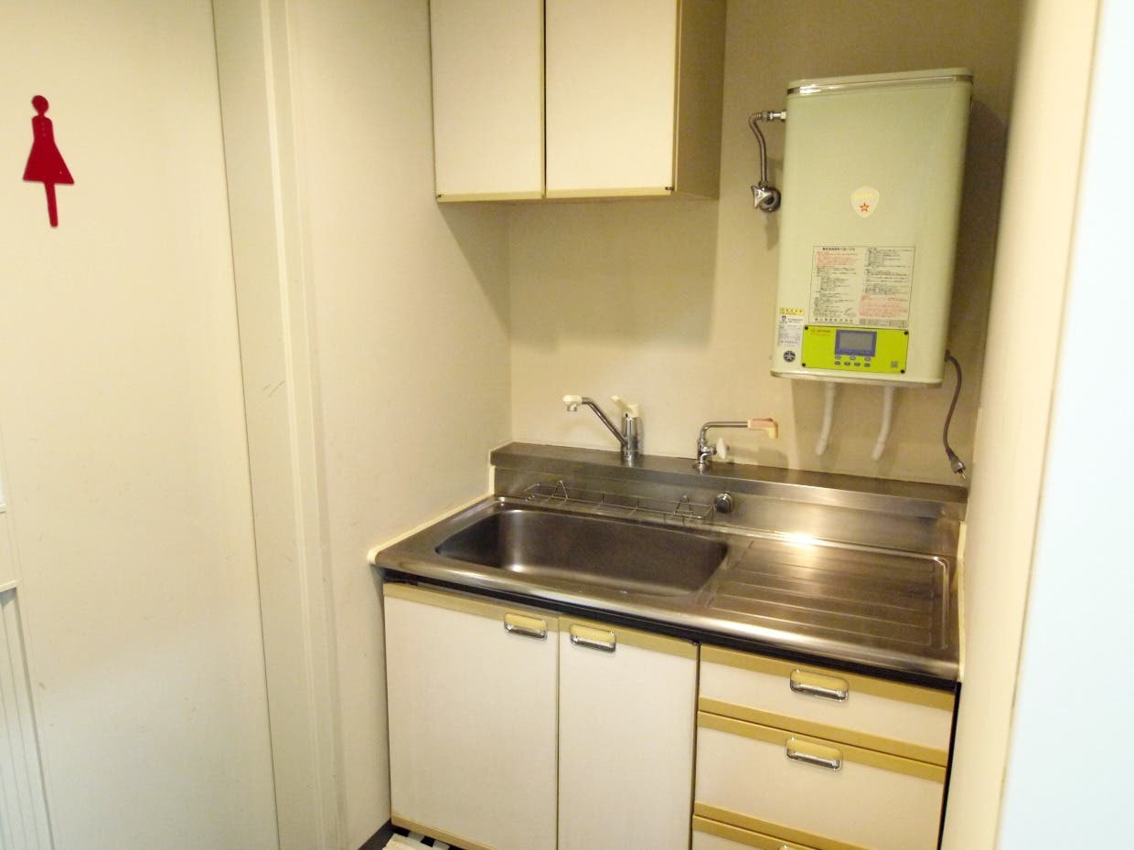 《大阪会議室　大阪御堂筋ビル貸し会議室　M2会議室（地下4階）》「本町駅」14番出口直結！／最大72名利用の貸し会議室の写真15