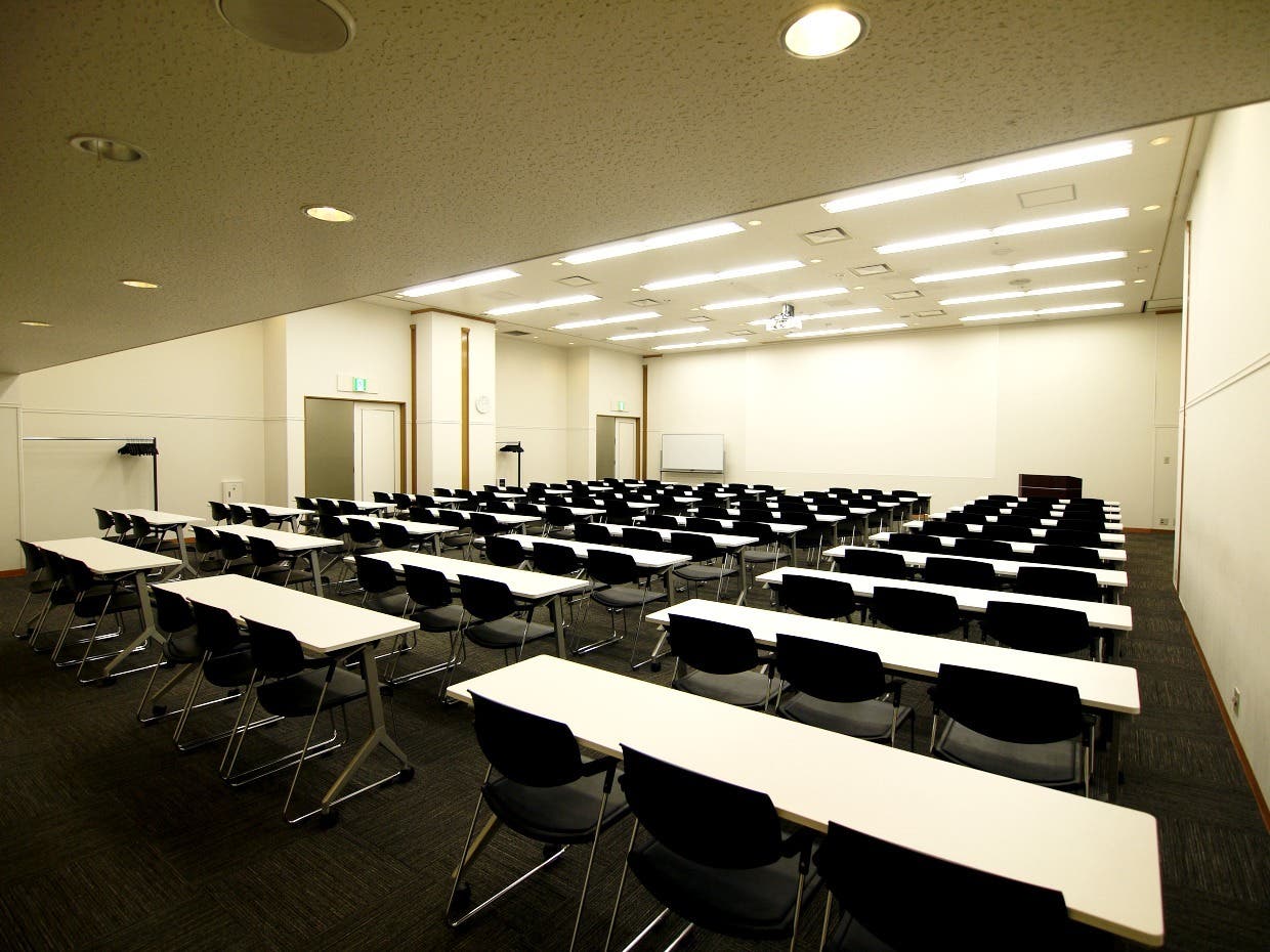 《大阪会議室　大阪御堂筋ビル貸し会議室　M3会議室（地下4階）》「本町駅」14番出口直結！／最大117名利用の貸し会議室の写真5