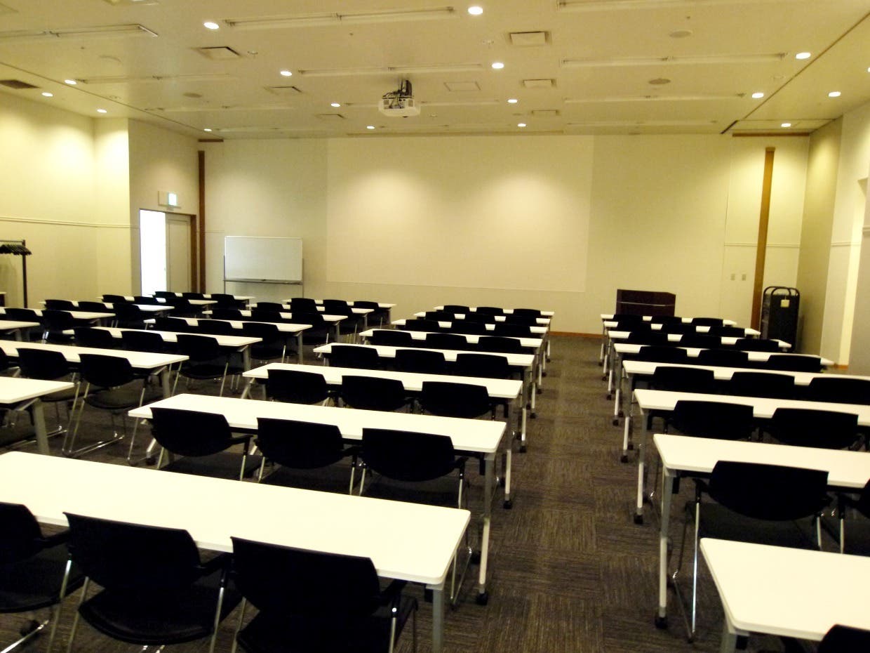 《大阪会議室　大阪御堂筋ビル貸し会議室　M3会議室（地下4階）》「本町駅」14番出口直結！／最大117名利用の貸し会議室の写真7