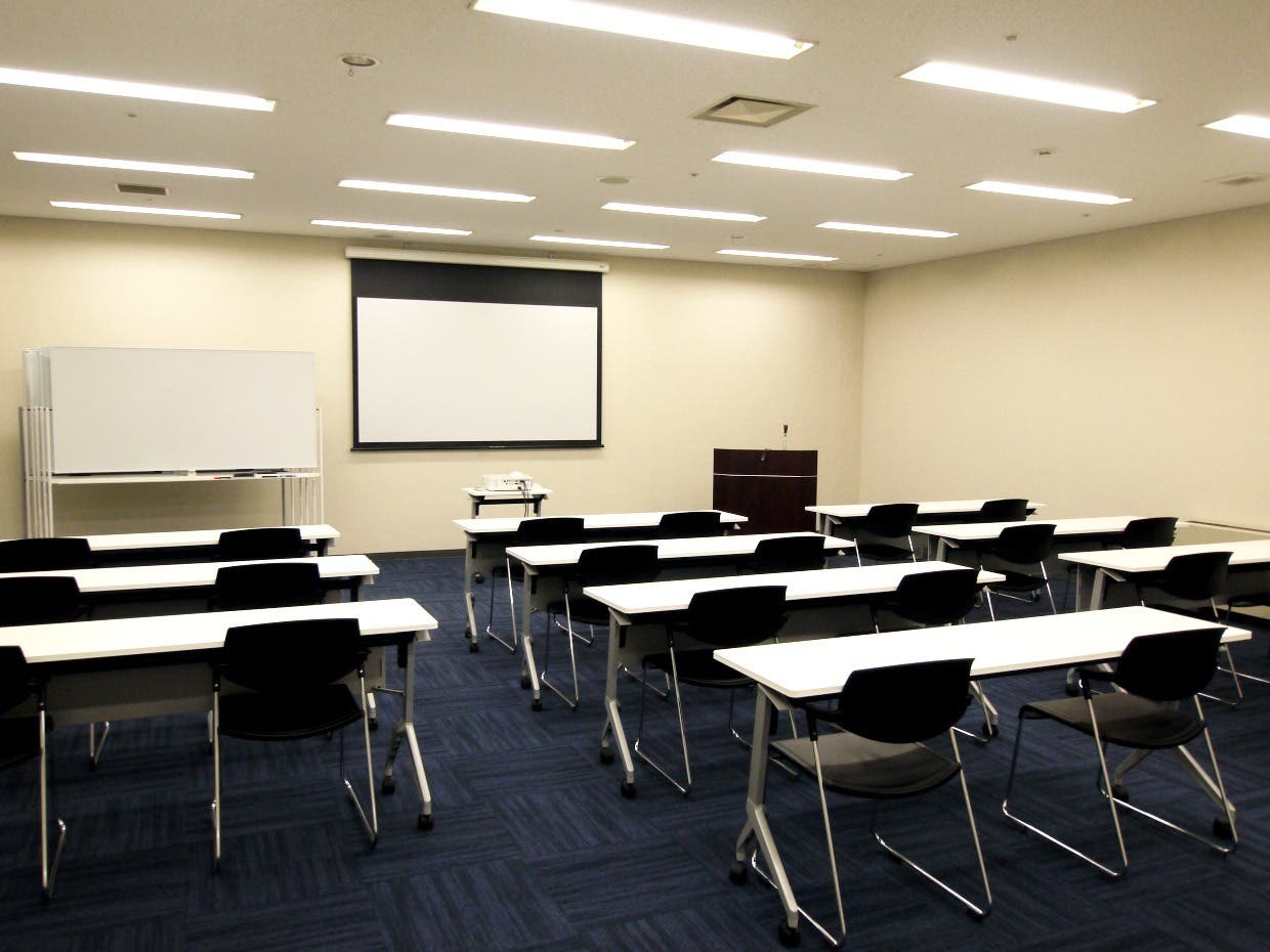 《大阪会議室　大阪御堂筋ビル貸し会議室　M4会議室（地下4階）》「本町駅」14番出口直結！／最大45名利用の貸し会議室の写真5