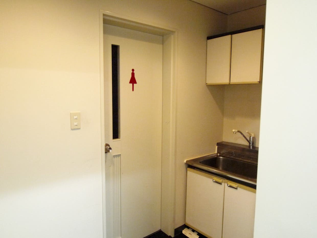 《大阪会議室　大阪御堂筋ビル貸し会議室　M4会議室（地下4階）》「本町駅」14番出口直結！／最大45名利用の貸し会議室の写真16