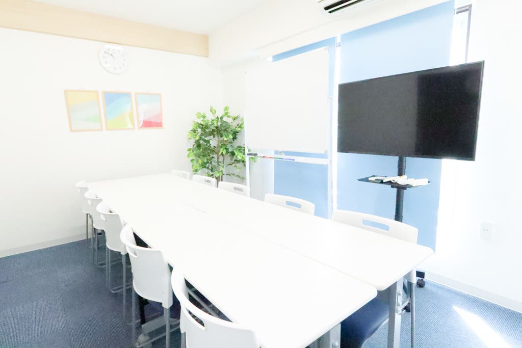 【上野駅浅草口徒歩38秒！10名】レイアウト自由・大型モニター・ホワイトボード・WiFi無料！ふれあい貸し会議室 上野No58の写真1