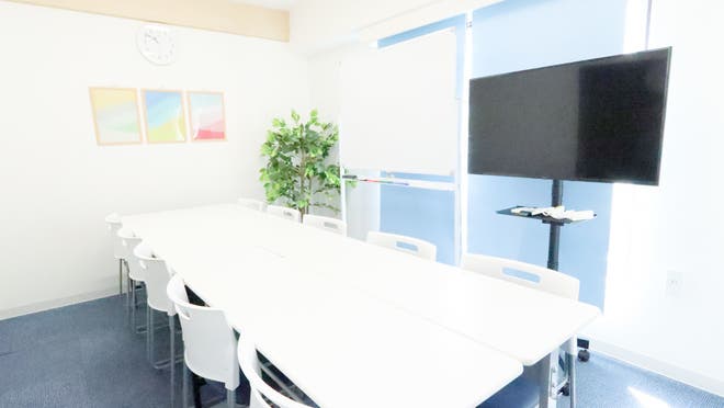 【上野駅浅草口徒歩38秒!10名】レイアウト自由・大型モニター・ホワイトボード・WiFi無料!ふれあい貸し会議室 上野No58の写真1