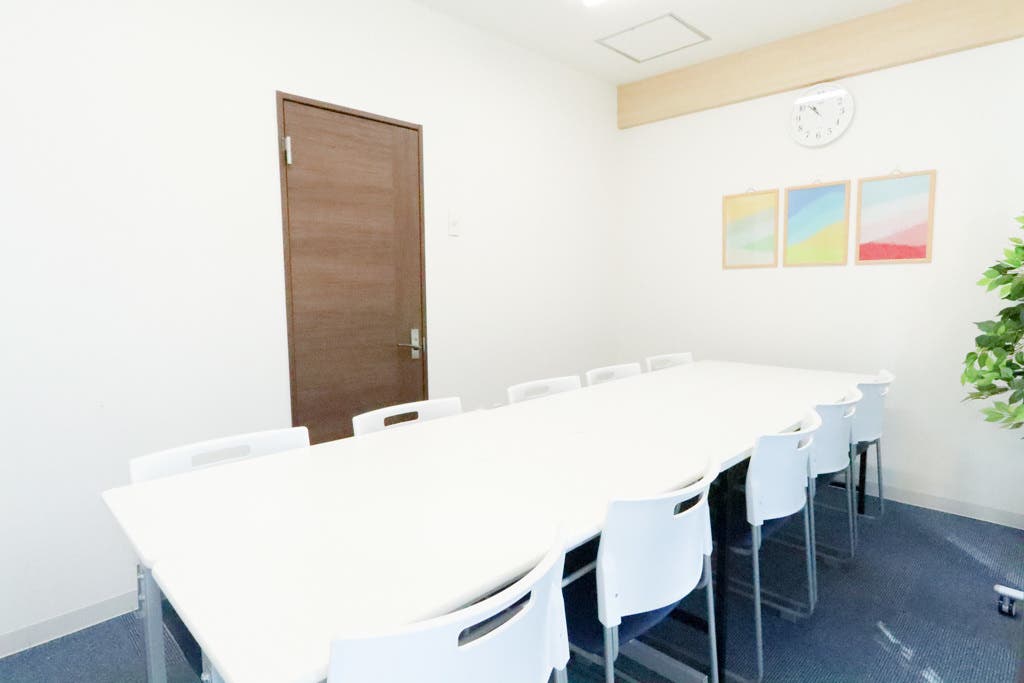 【上野駅浅草口徒歩38秒！10名】レイアウト自由・大型モニター・ホワイトボード・WiFi無料！ふれあい貸し会議室 上野No58の写真3