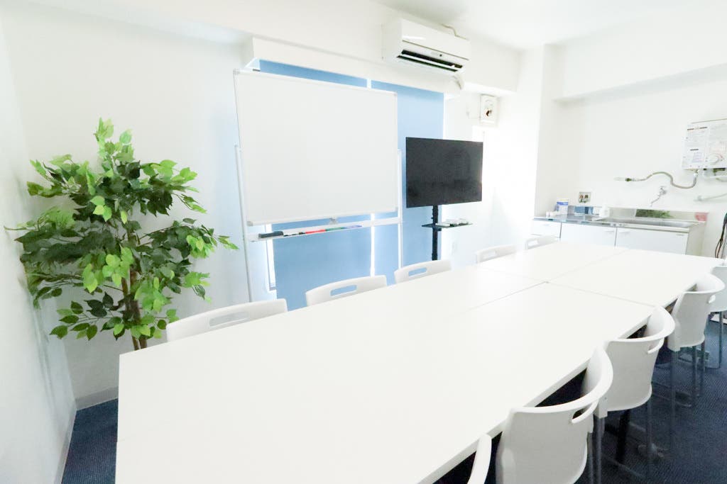 【上野駅浅草口徒歩38秒！10名】レイアウト自由・大型モニター・ホワイトボード・WiFi無料！ふれあい貸し会議室 上野No58の写真4