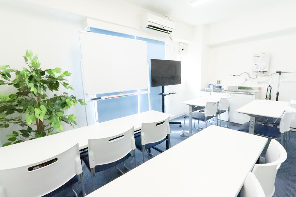 【上野駅浅草口徒歩38秒！10名】レイアウト自由・大型モニター・ホワイトボード・WiFi無料！ふれあい貸し会議室 上野No58の写真5