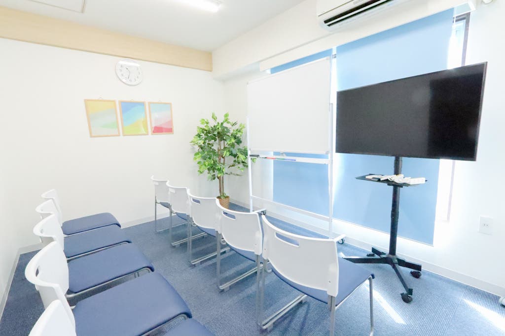 【上野駅浅草口徒歩38秒！10名】レイアウト自由・大型モニター・ホワイトボード・WiFi無料！ふれあい貸し会議室 上野No58の写真8