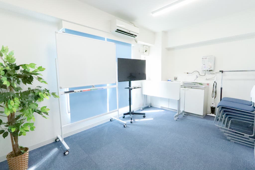 【上野駅浅草口徒歩38秒！10名】レイアウト自由・大型モニター・ホワイトボード・WiFi無料！ふれあい貸し会議室 上野No58の写真9