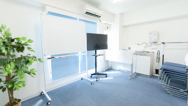 【上野駅浅草口徒歩38秒!10名】レイアウト自由・大型モニター・ホワイトボード・WiFi無料!ふれあい貸し会議室 上野No58の写真9