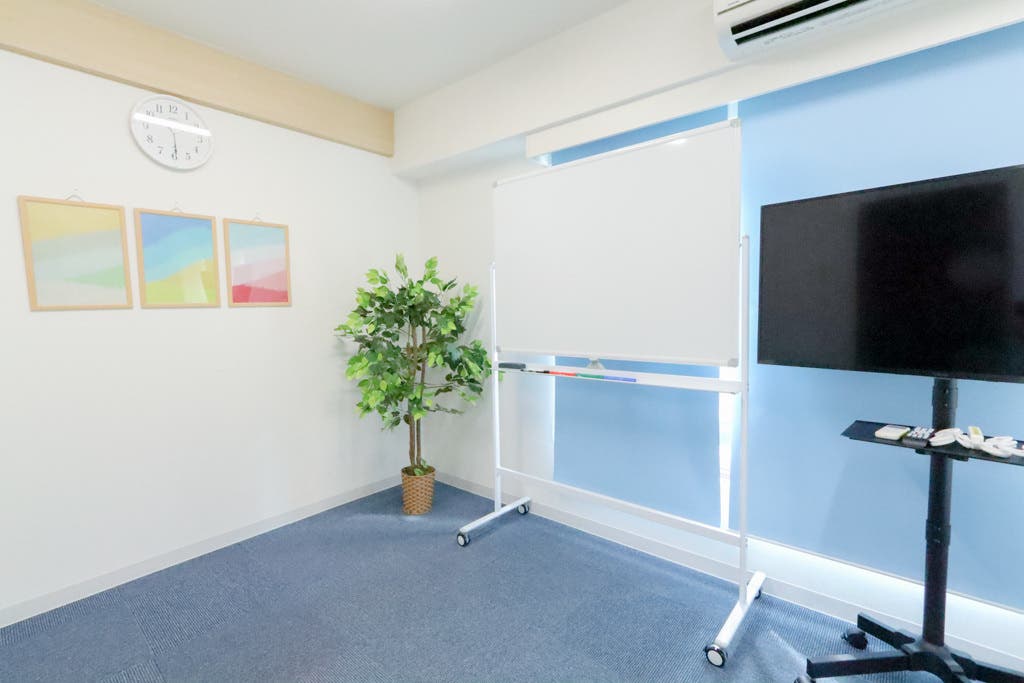 【上野駅浅草口徒歩38秒！10名】レイアウト自由・大型モニター・ホワイトボード・WiFi無料！ふれあい貸し会議室 上野No58の写真10