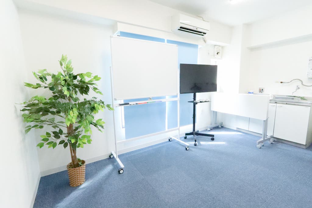 【上野駅浅草口徒歩38秒！10名】レイアウト自由・大型モニター・ホワイトボード・WiFi無料！ふれあい貸し会議室 上野No58の写真11