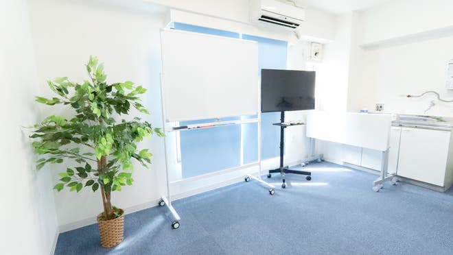 【上野駅浅草口徒歩38秒!10名】レイアウト自由・大型モニター・ホワイトボード・WiFi無料!ふれあい貸し会議室 上野No58の写真11