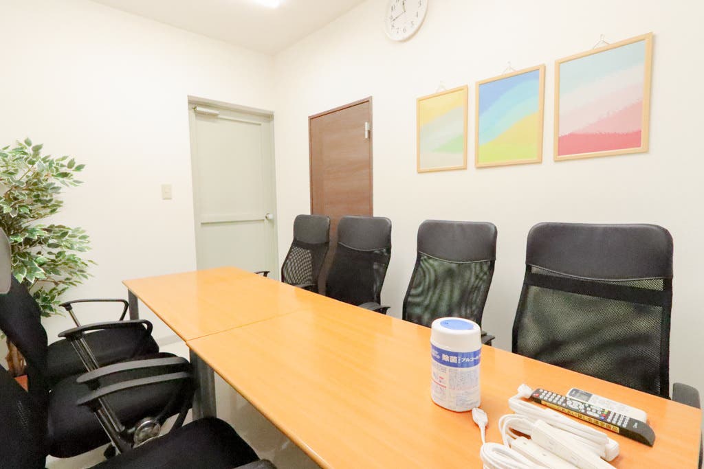 【上野駅浅草口徒歩38秒！8名】長時間利用向け椅子・大型モニター・ホワイトボード・WiFi無料！ふれあい貸し会議室 上野No59の写真5