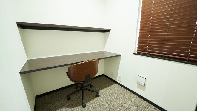 213号室 1日利用でも3,980円! 窓付きの完全個室 テレワーク 資格試験 自習 プログラミング 集中したいの写真2