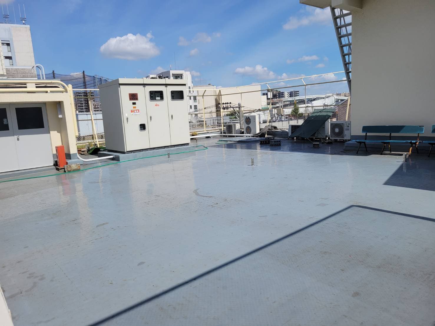 FC　SPACE【屋上】眺望🌞複数スペース◎駐車◎【秋葉原・池袋～電車20分以内】駅近　昭和　ベンチ　空　電車　レトロ　都電の写真15