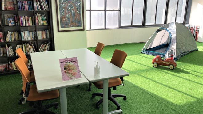本に囲まれた屋内公園。芝生の空間で天気を気にせず気分を変えての写真2