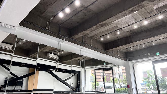 【バライティー豊富な備品が勢揃い】ガラス張りの開放感のあるスタジオでダーツや卓球・トランポリンなど多目的な用途で可能♪の写真3