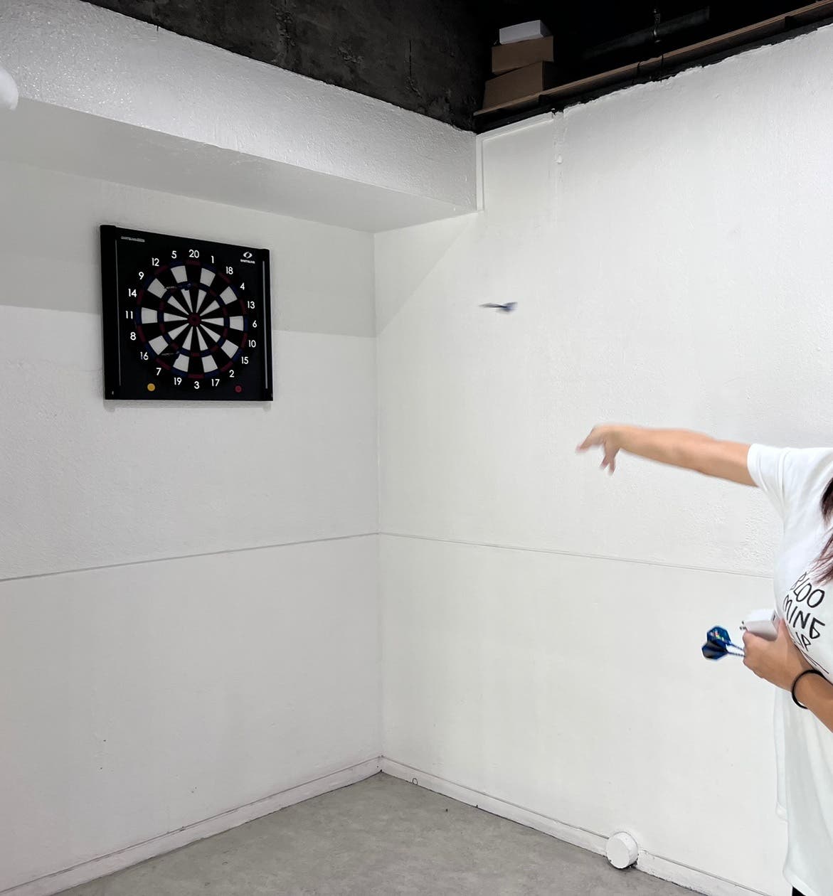 【バライティー豊富な備品が勢揃い】ガラス張りの開放感のあるスタジオでダーツや卓球・トランポリンなど多目的な用途で可能♪の写真9