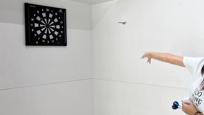 【バライティー豊富な備品が勢揃い】ガラス張りの開放感のあるスタジオでダーツや卓球・トランポリンなど多目的な用途で可能♪の写真9