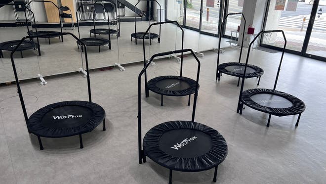 【バライティー豊富な備品が勢揃い】ガラス張りの開放感のあるスタジオでダーツや卓球・トランポリンなど多目的な用途で可能♪の写真4