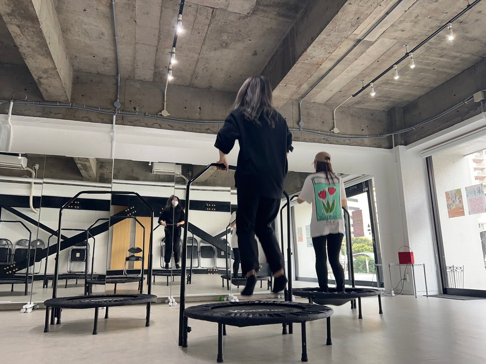 【バライティー豊富な備品が勢揃い】ガラス張りの開放感のあるスタジオでダーツや卓球・トランポリンなど多目的な用途で可能♪の写真7