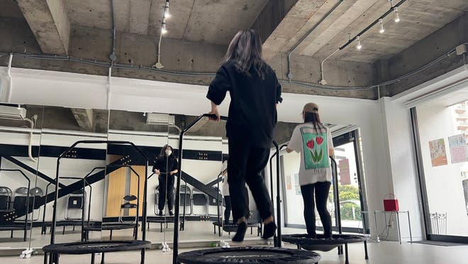 【バライティー豊富な備品が勢揃い】ガラス張りの開放感のあるスタジオでダーツや卓球・トランポリンなど多目的な用途で可能♪の写真7