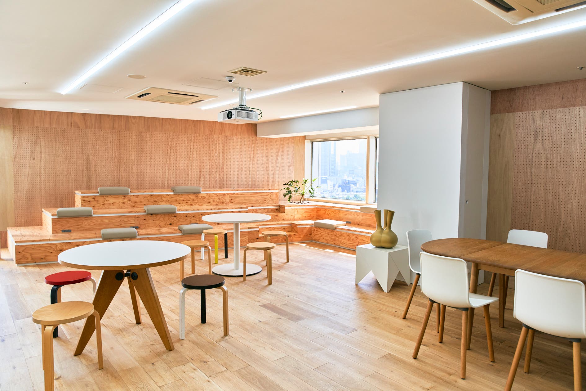 dスタ　外苑前駅前/大人数/解放的スペース/見晴らし良好/ベンチャー/セミナー/撮影/ひな壇/POPUP　｜渋谷・青山の写真1