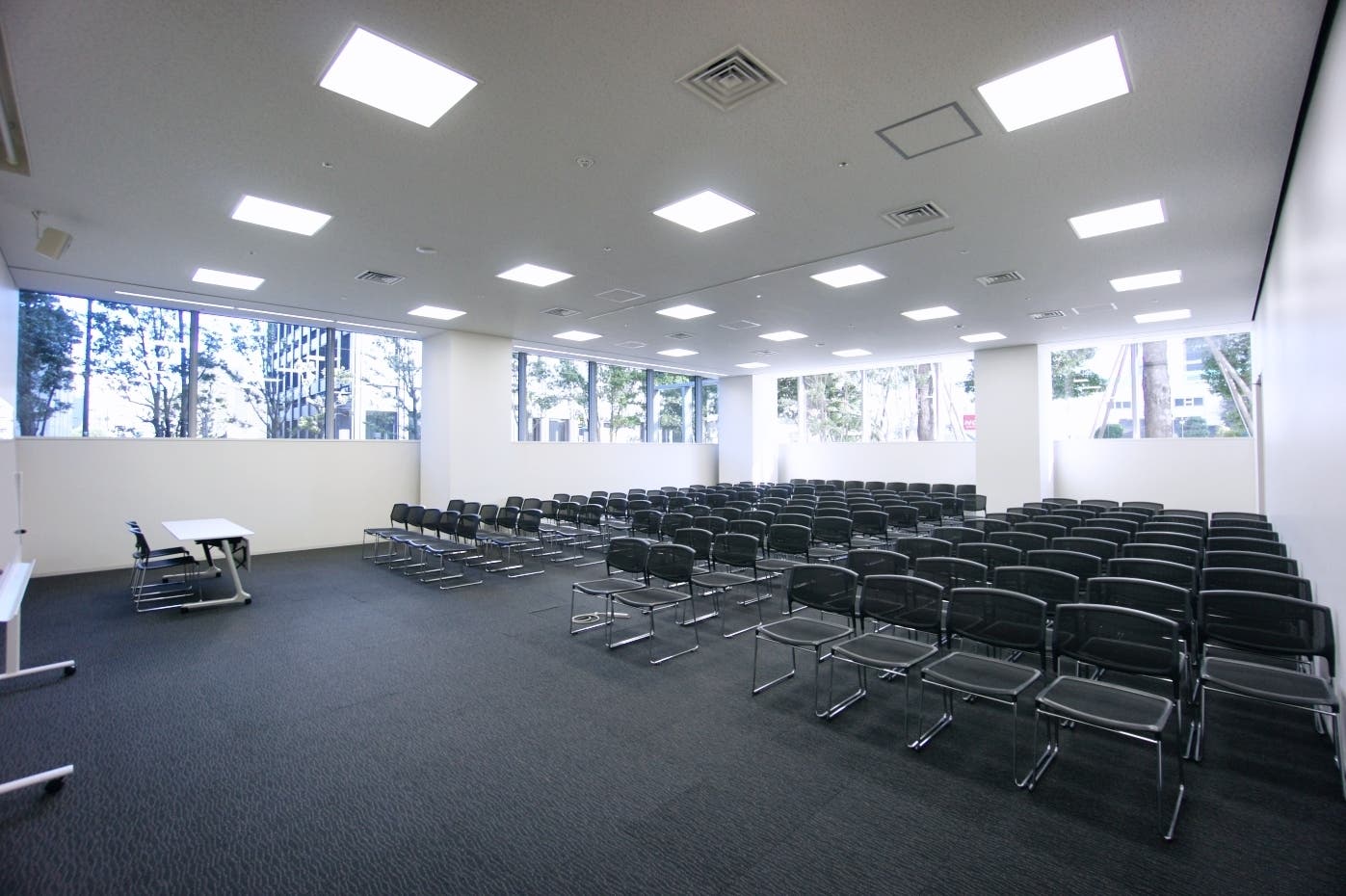 《東京会議室　中野セントラルパークカンファレンス　ルーム1》室内からは外に植栽された木々がみえる人気会場の写真9