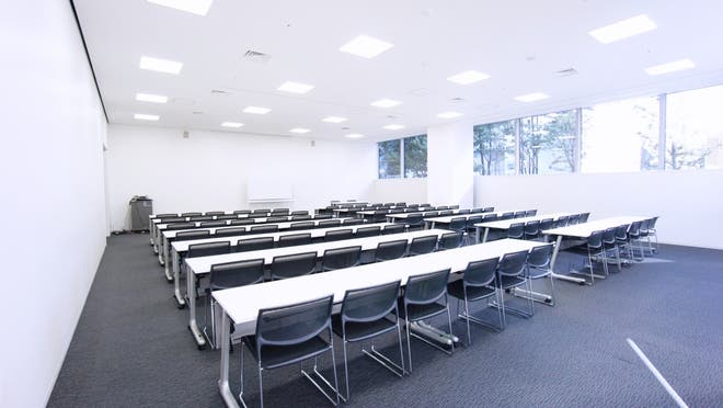 《東京会議室 中野セントラルパークカンファレンス ルーム1》室内からは外に植栽された木々がみえる人気会場の写真3