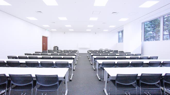 《東京会議室 中野セントラルパークカンファレンス ルーム1》室内からは外に植栽された木々がみえる人気会場の写真1