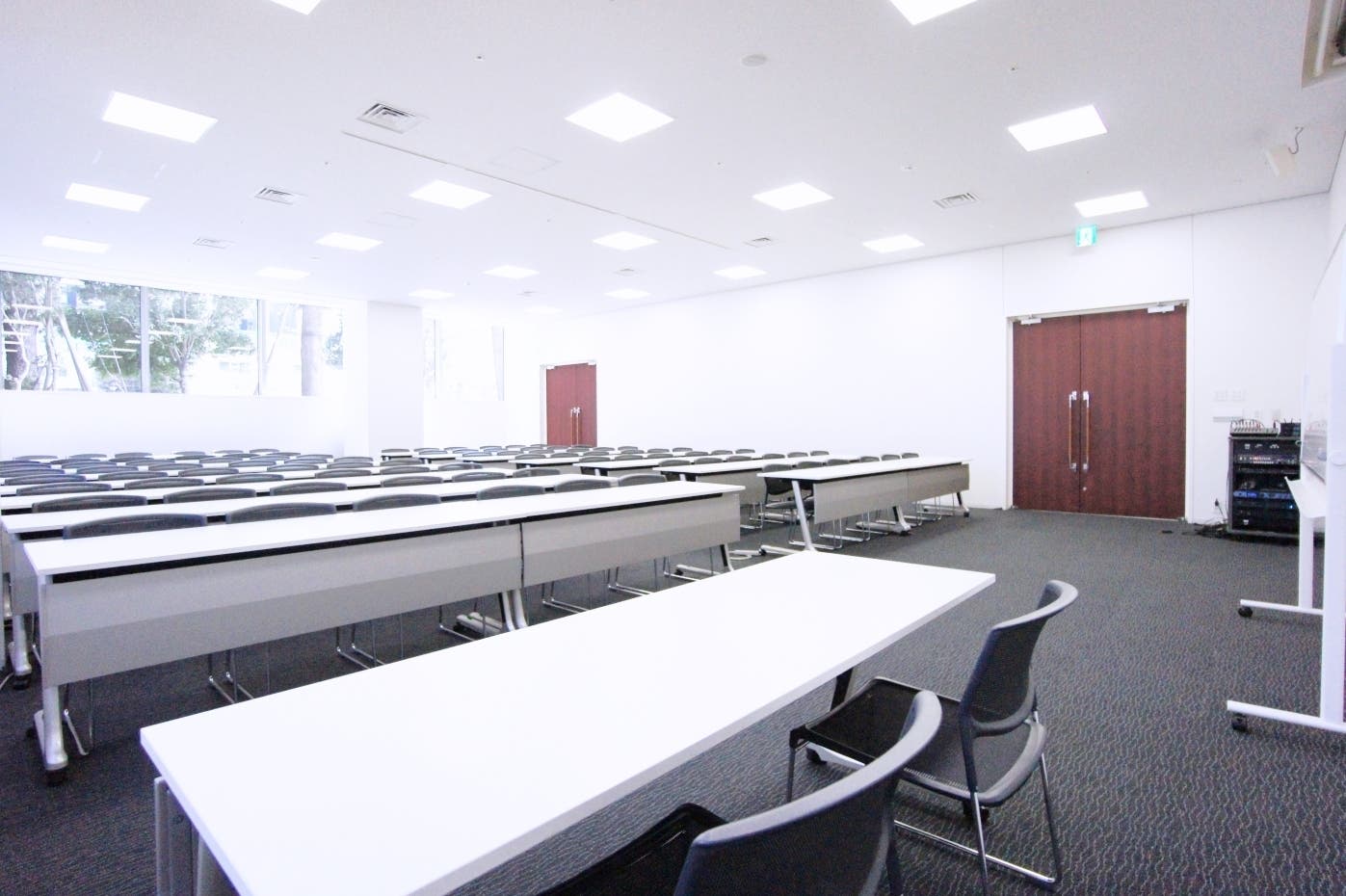 《東京会議室　中野セントラルパークカンファレンス　ルーム1》室内からは外に植栽された木々がみえる人気会場の写真5