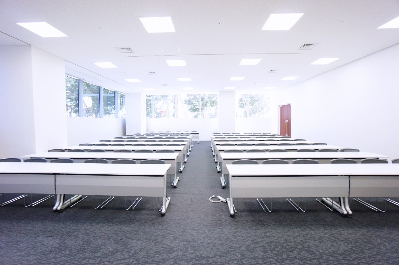 《東京会議室　中野セントラルパークカンファレンス　ルーム1》室内からは外に植栽された木々がみえる人気会場の写真6