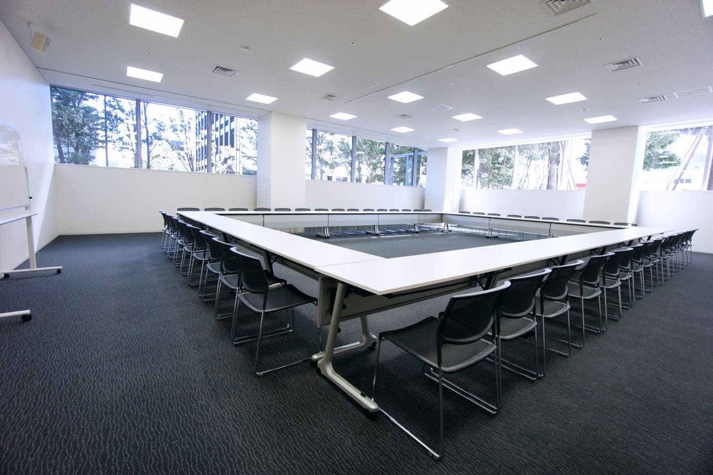 《東京会議室　中野セントラルパークカンファレンス　ルーム1》室内からは外に植栽された木々がみえる人気会場の写真10