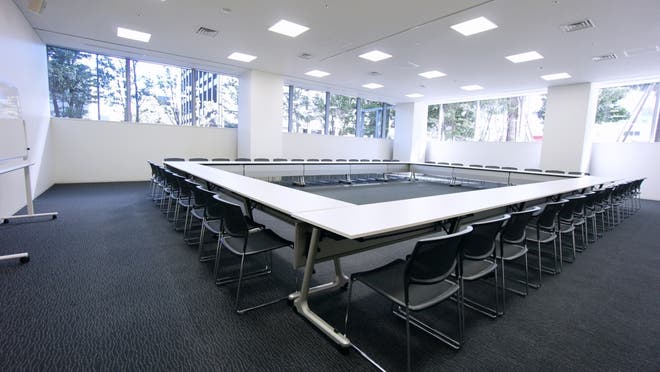 《東京会議室 中野セントラルパークカンファレンス ルーム1》室内からは外に植栽された木々がみえる人気会場の写真10